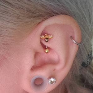 16G Cute Bee Cartilage Piercing/ Top Design Size: 9x6mm/ Rook Piercing ...