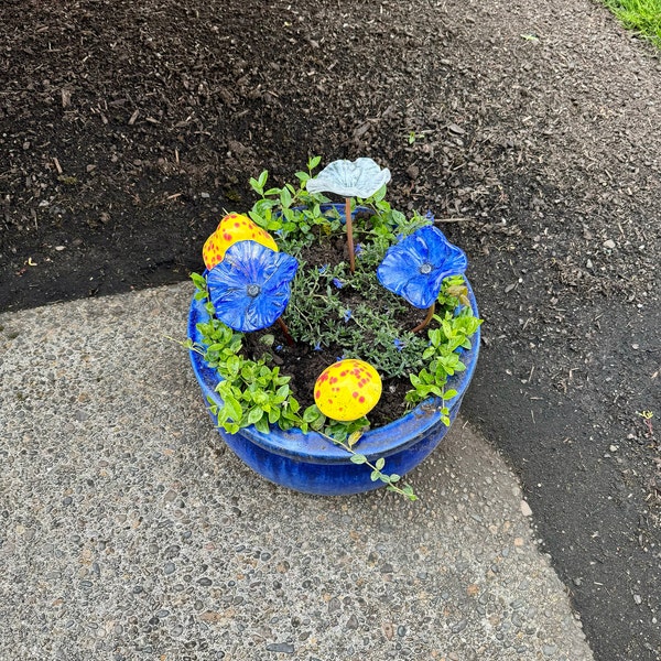Glass Yard Art | Glass Flower | Garden Art | Blown Glass | Garden ...