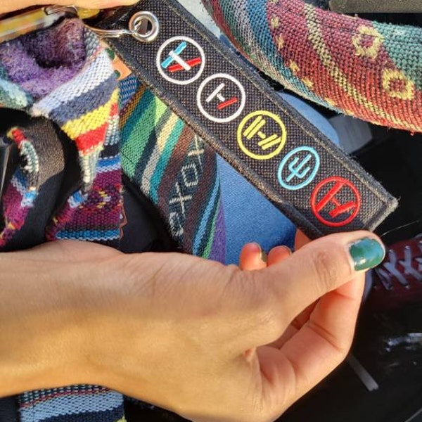 Twenty One Pilots Skeleton Clique Togg & Jog Flight Tag Keychain, Jet ...