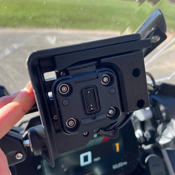 Lockable BMW Navigation Preparation Adapter for Garmin Zumo XT, XT2 ...