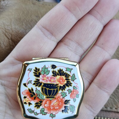 Stratton Mini Box Pill Box With White Enamel Lid Decorated With Pink ...