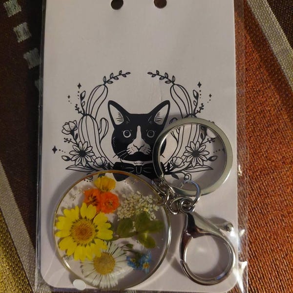 Handmade Real Dried Flower Resin Aesthetic Keychains | Party Favors ...