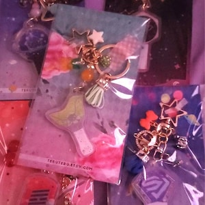 LOONA Keychain / Loona Lightstick Keychain random Moon Charm - Etsy