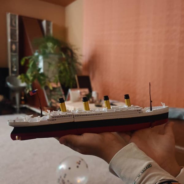 Titanic Submersible Model: Floating or Sinking With Glow-in-the-dark ...