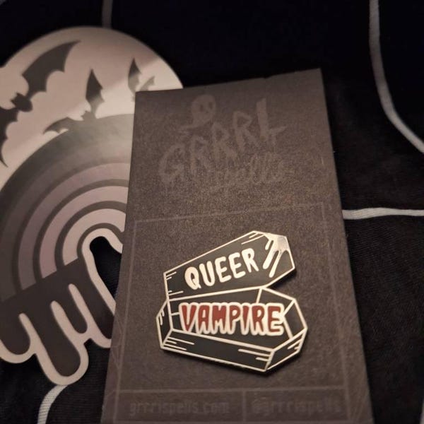 Vampire Bat Kiss Pin - Enamel Lapel Pin - Bat Blood Kissing Gothic ...