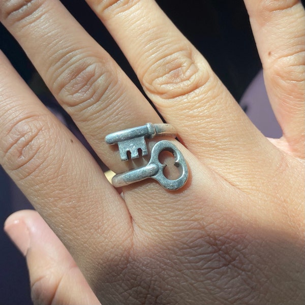 Antique Silver Wrap-around Key Ring, Adjustable Key-shaped Ring ...