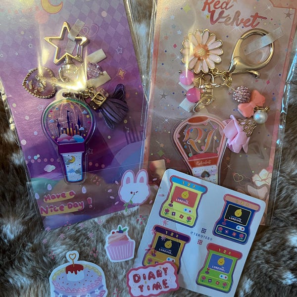 GIDLE Lightstick Keychain / (g)i-dle Keychain Acrylic (NEW Charm) - Etsy