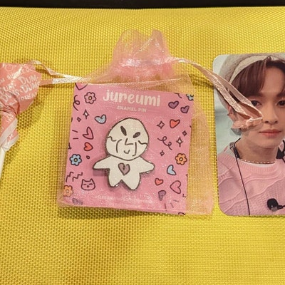 Stray Kids Leeknow LOVELY JUREUMI Pin - Etsy
