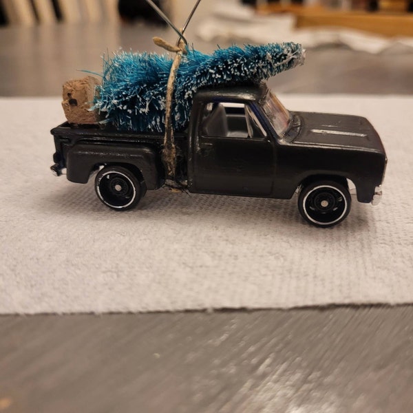 Ford F-150 Pickup Raptor Carrying Christmas Tree, Yellow Ford F-150 ...