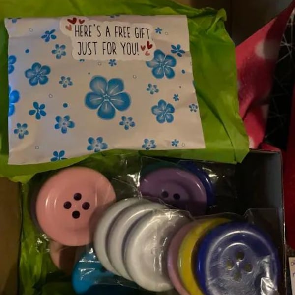 Gorgeous Apple Buttons Lot of 10 Random Multi Coloured Flat Back Cute ...