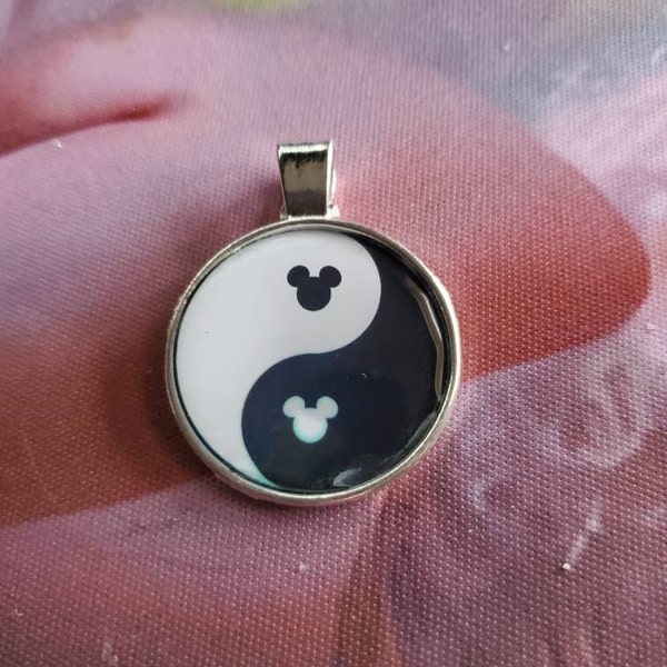 Lion King Mufasa Simba Round Stained Glass Style Silver Disney Pendant ...