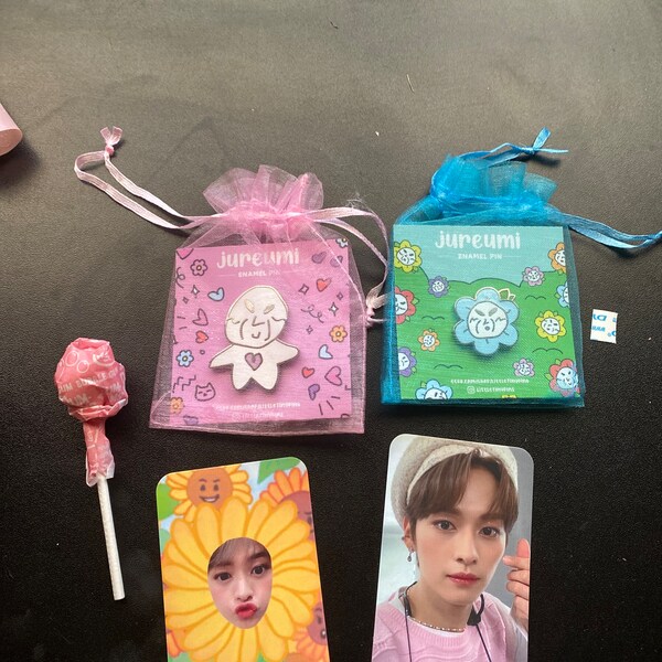 Stray Kids Leeknow LOVELY JUREUMI Pin - Etsy