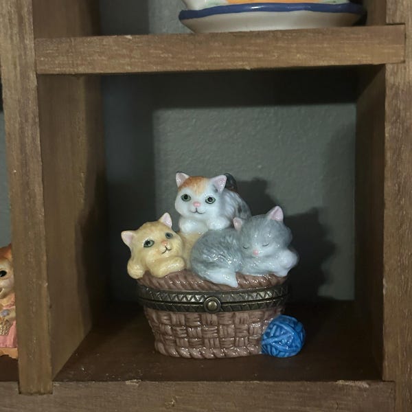 Vintage Black Crystal Cat Figurine, Solid Black Milk Glass Cat Figurine ...