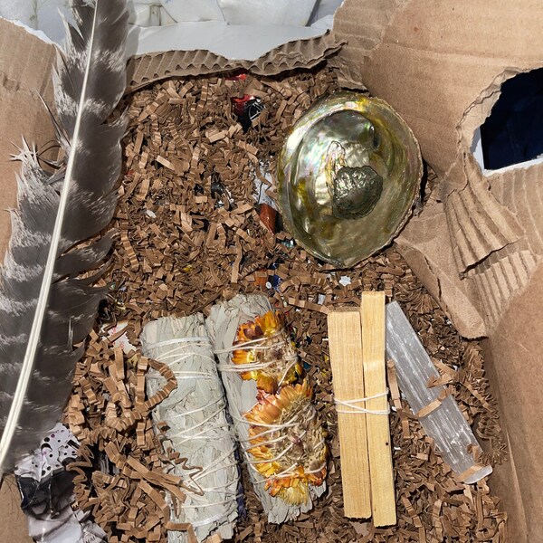 Beginner Smudge Kit Gift Box With Feather, Abalone Shell Dish, Gemstone ...