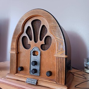 Vintage 1932 Antique Radio Replica Reproduction MCA Universal Cathedral ...