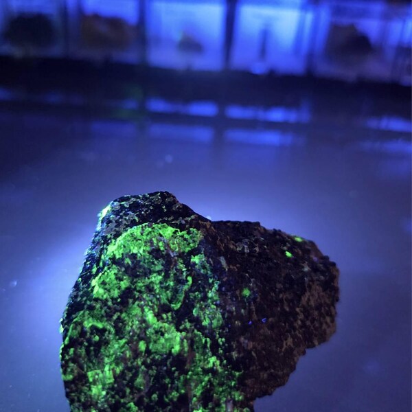 Ultra RARE VLASOVITE and Eudialyte. Kipawa Region, Canada. Shortwave Sw ...