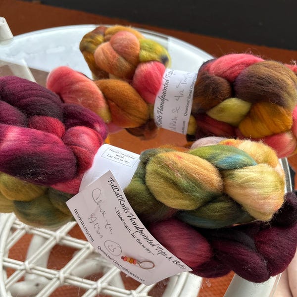 Flamingo MG 4 Oz Hand Painted Wool Combed Top, Mirrored Gradient ...