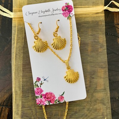 Golden Clam Shell Necklace - Etsy