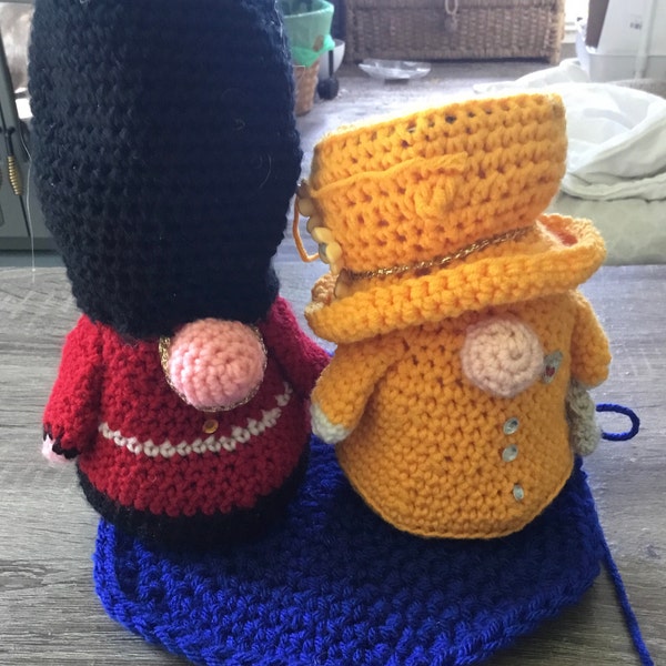 Queen Elizabeth II and Queen's Guard Gnomes, British Queen and Queens ...