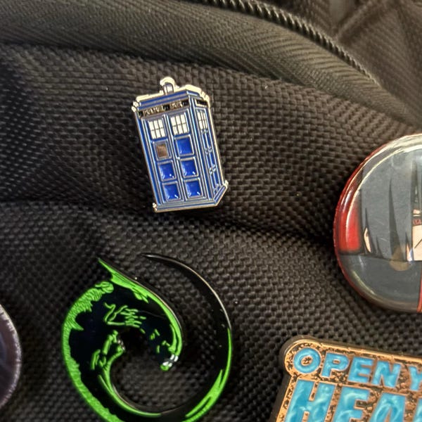Tardis Pin *new Design* (max.dim 22mm) DR WHO Police Box, Time Machine ...