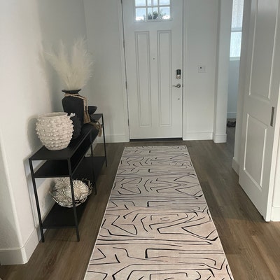 Contemporary Beige and Black Living Room Rug, Dining Table Stain ...