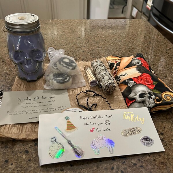 Skull Candle Gift Box | Halloween Pamper Hamper | Spooky Box Halloween ...