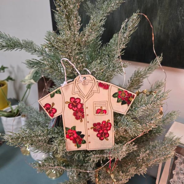 Awesome Tiki Hawaiian Hibiscus Floral Print Aloha Shirt Christmas Tree ...