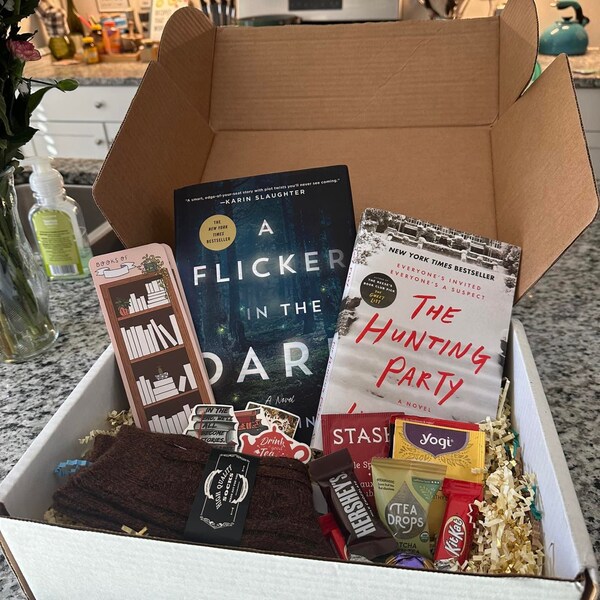 Mystery Book Box, Blind Date With a Book, Gift Box, Booktrovert Box ...