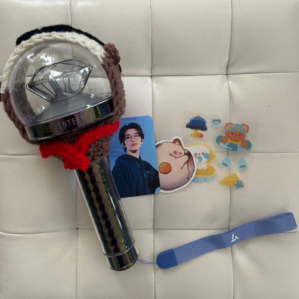 Crochet Pi Cheolin Otter Lightstick Cover (caratbong) | Dino, Seventeen ...