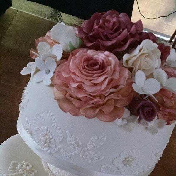 1 Edible ROSE Cake Topper Pieces Ready to Assemble 9 Roses, 20 Leaves ...